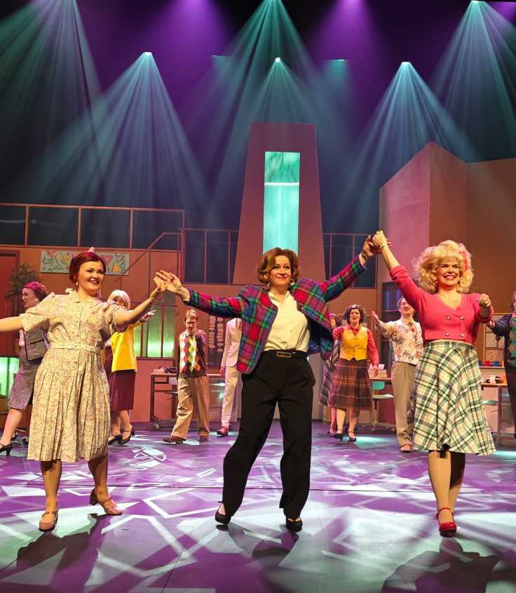 Teatteriarvio: Lappeenrannan teatterin ”9 to 5 – Hommat hoituu” on ...